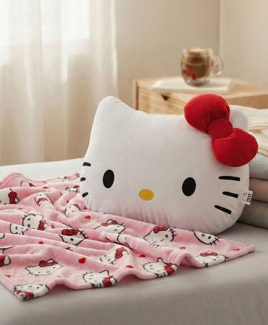 Pernă Hello Kitty cu fundă 3D, 35 lei. Pepco
